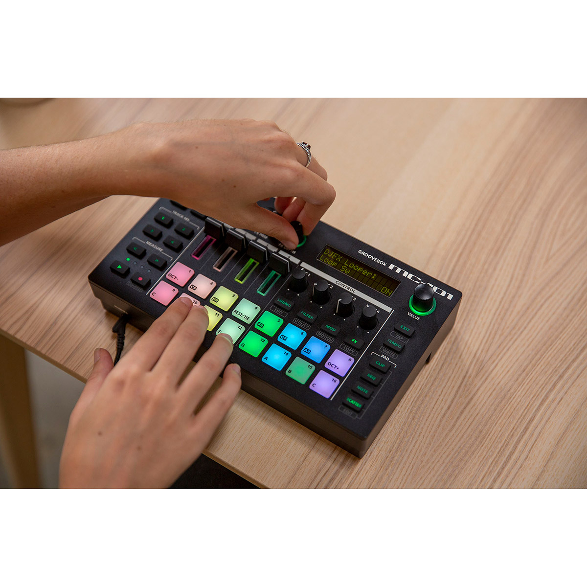 MC-101 : Sampler / GrooveBox Roland - Univers Sons